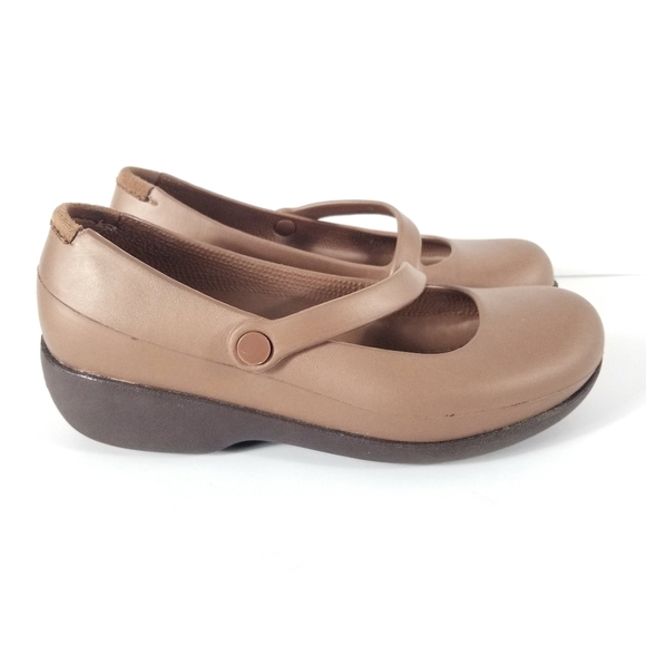 CROCS | Shoes | Crocs Silver Fox Mary Jane Shoes Womens Size 6 Brown ...